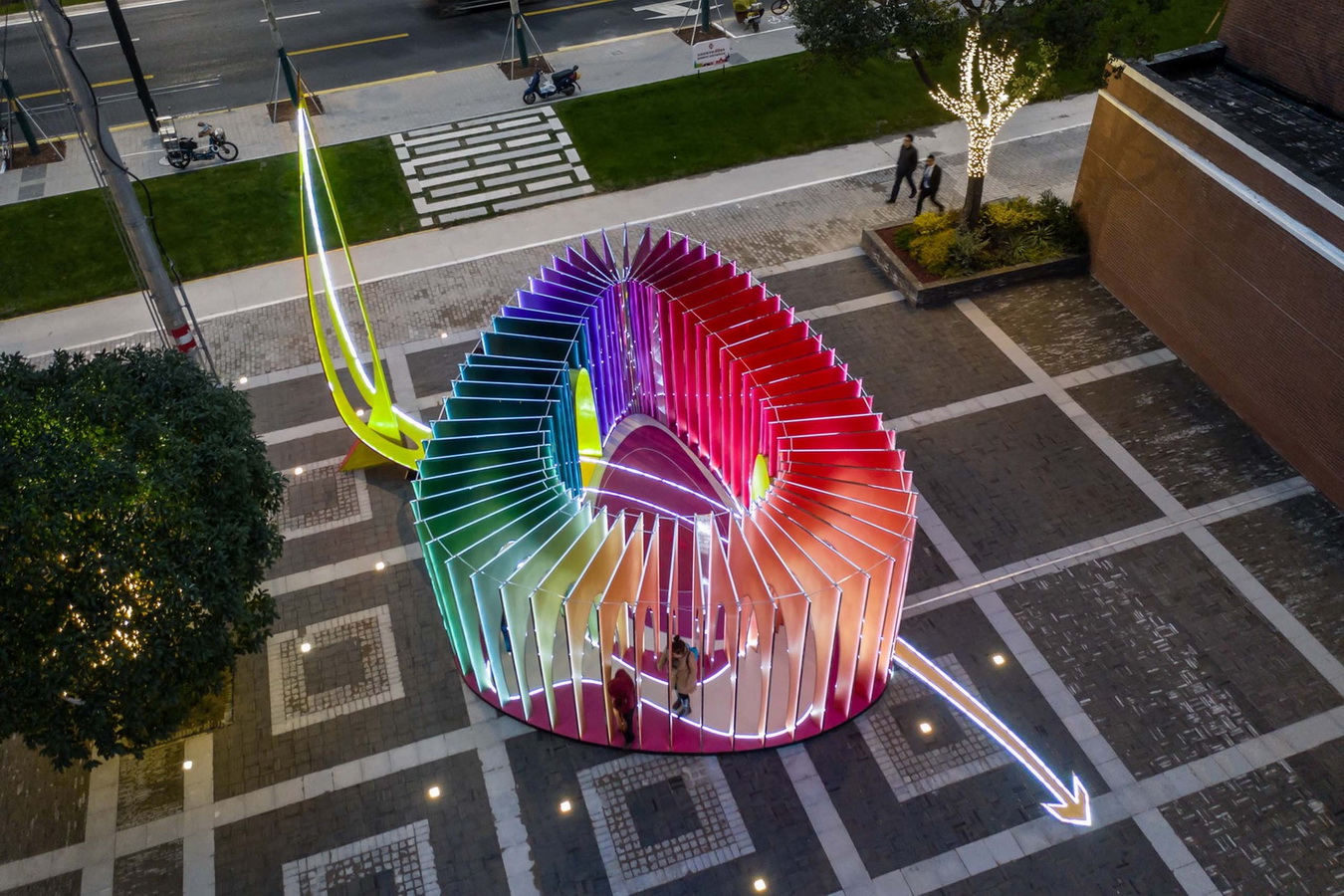 A gift for ordinary love: Love interactive installation on the Bund - iNEWS