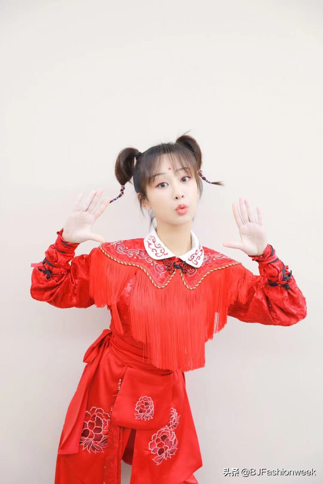 Yang Zi wears the red boy's clothes, he looks pretty and a little cute ...