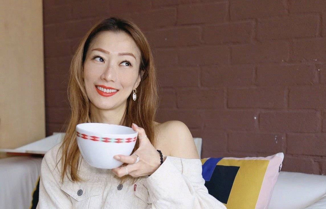 Tin Hau Zheng Xiuwen sun scraping photos, his back arms are dark red ...