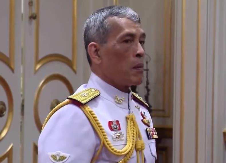 The old photos of Sutida's bodyguard were turned out, with chest and neck leaning forward ...