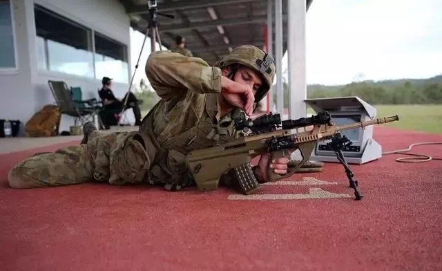 Magic change AUG: Australian F-90 assault rifle - iNEWS