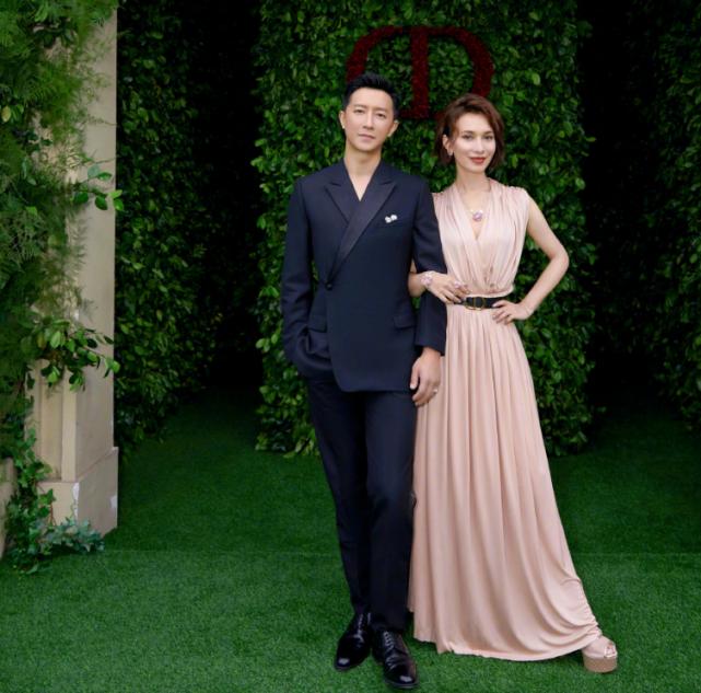 Han Geng and his wife show their affection and play a balance game, Han ...
