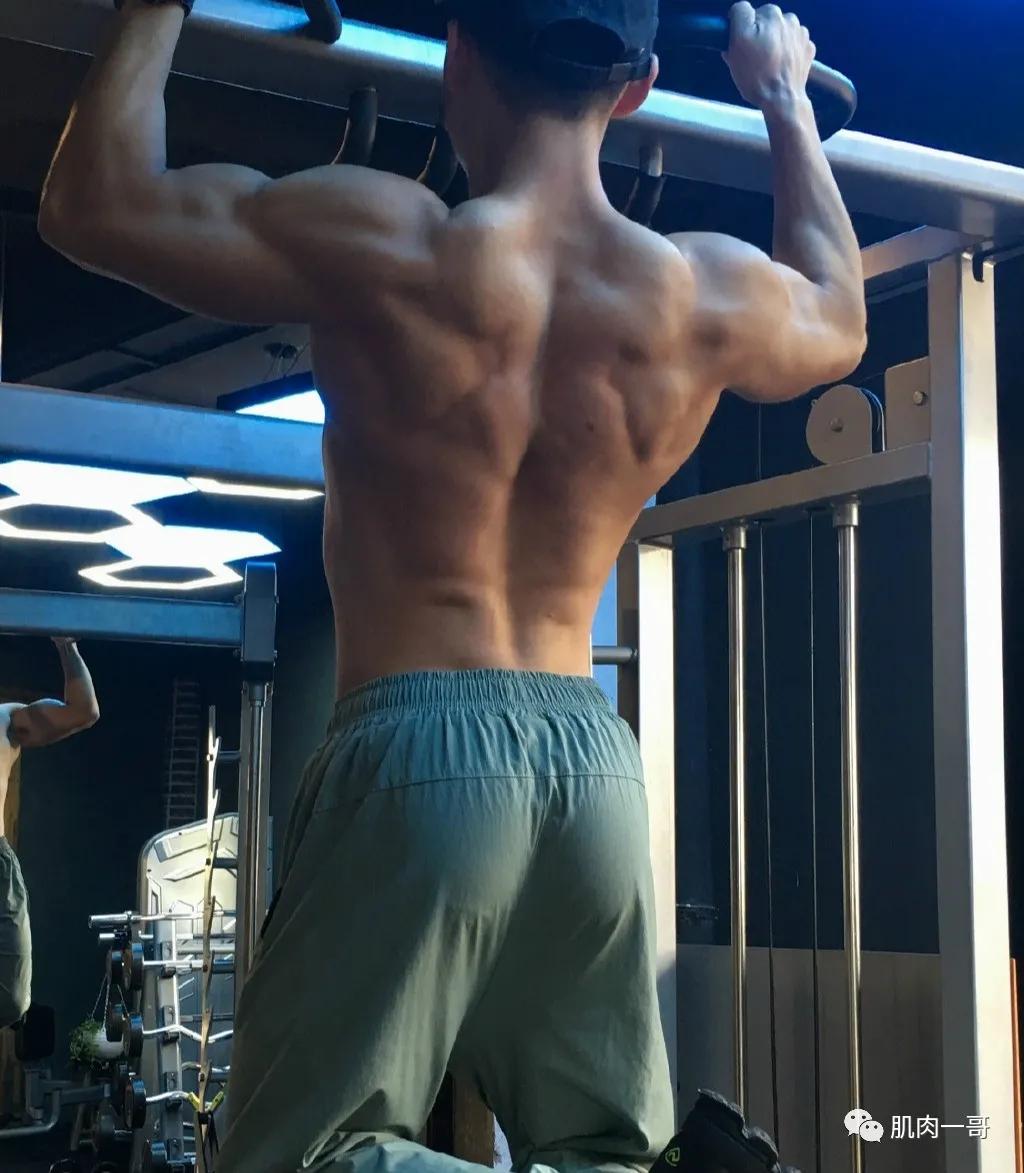 23-year-old fitness trainer's muscle photo swipes the screen, netizens ...