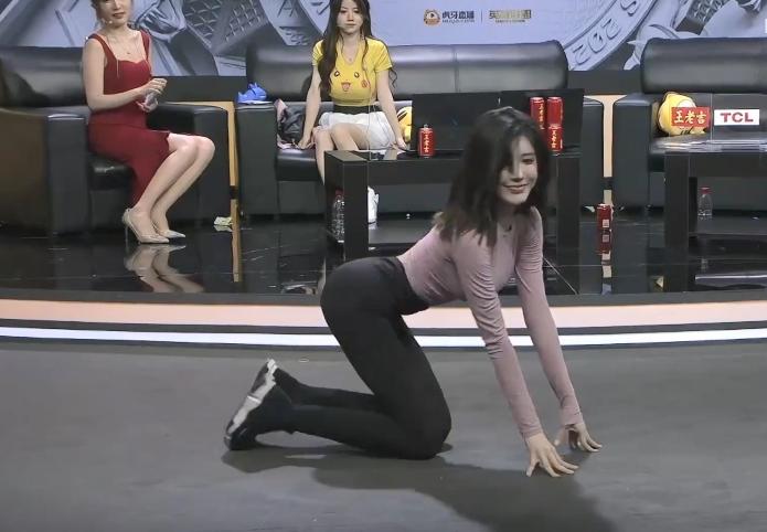 Huya Two Station borrows s11 to make a living, beautiful anchor sexy hot dance, netizens: what ...