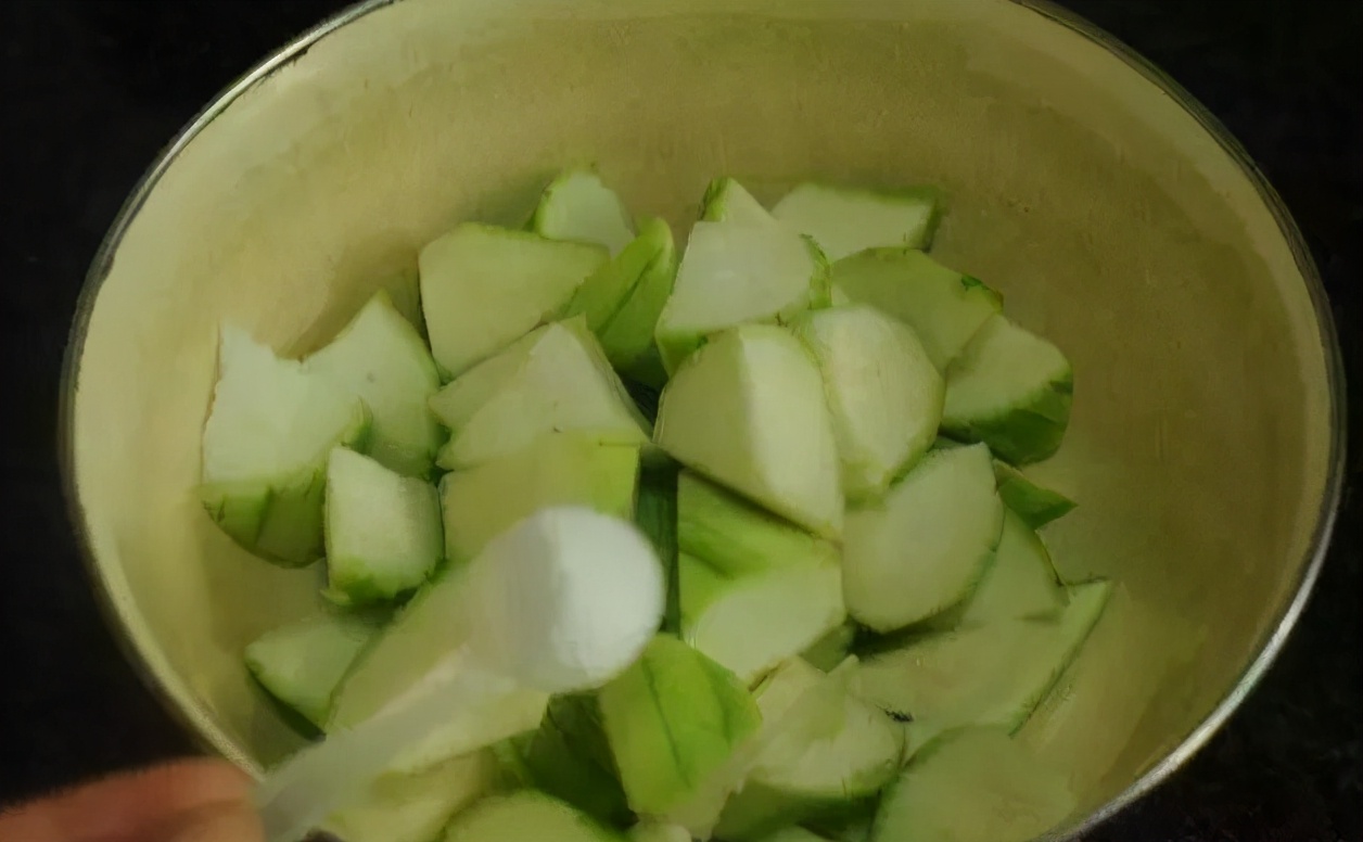 When frying loofah, you can't just pour the oil and stir-fry directly ...