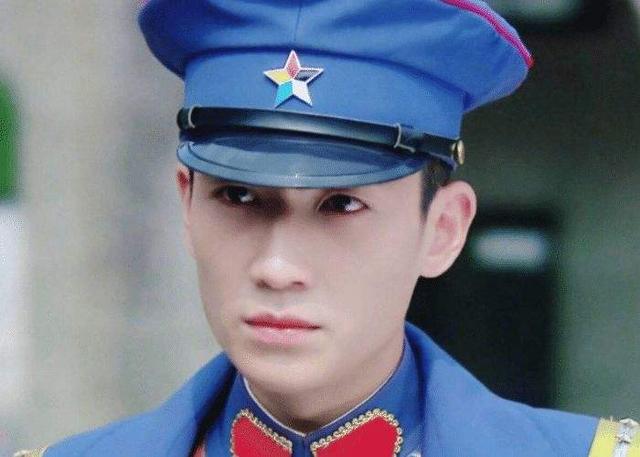 Male star "military uniform photo", Yang Yang is handsome, Chen Weiting ...