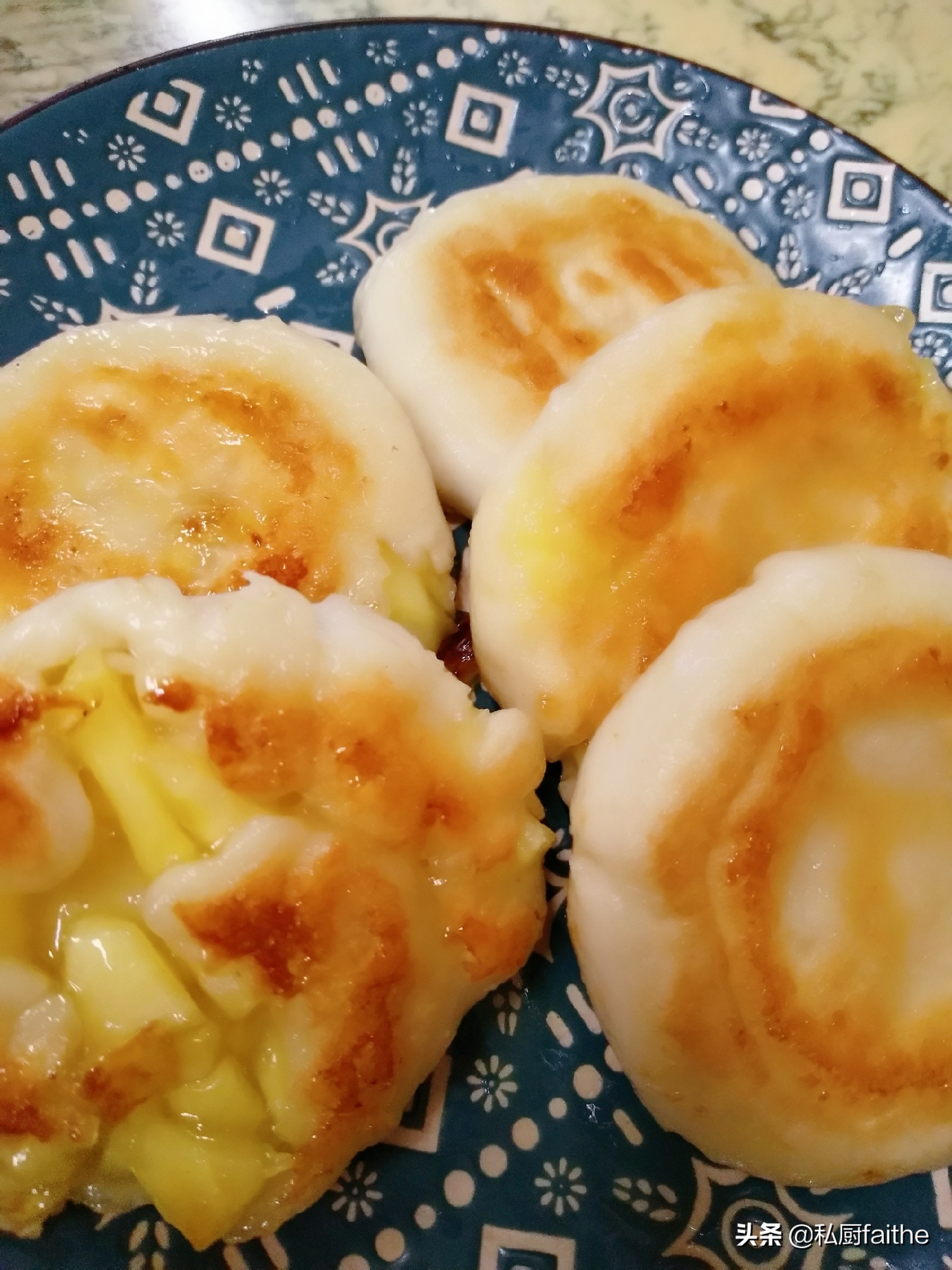 A combination of Chinese and Western glutinous rice apple pie, soft and ...