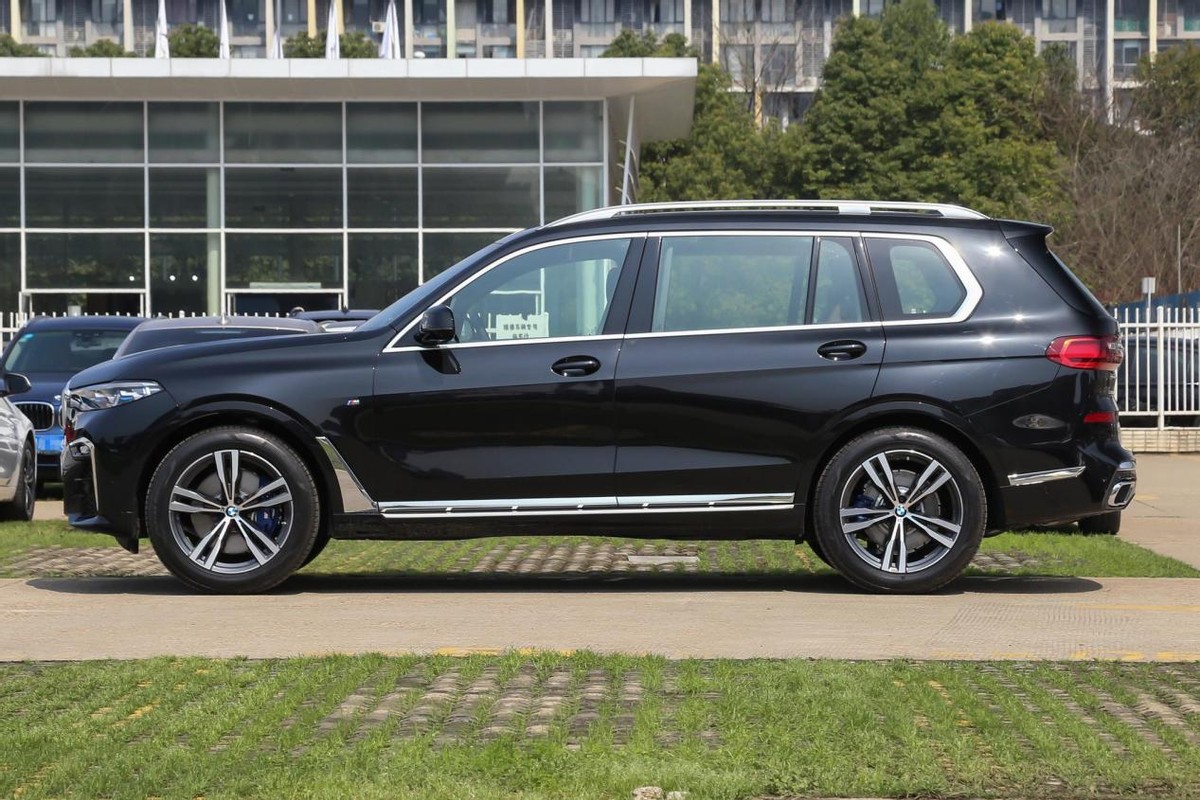 If you have enough budget, you should buy a big car. These three SUVs ...