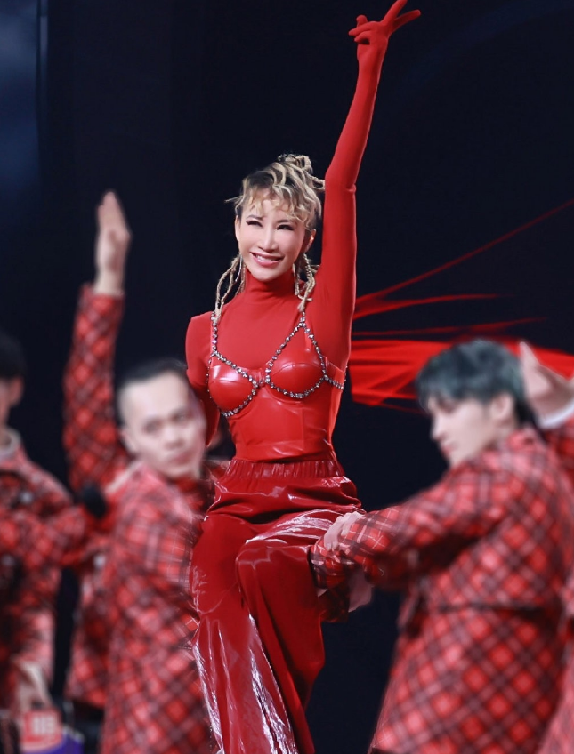 46-year-old Coco Li is so daring to wear it. He has a slim red dress ...