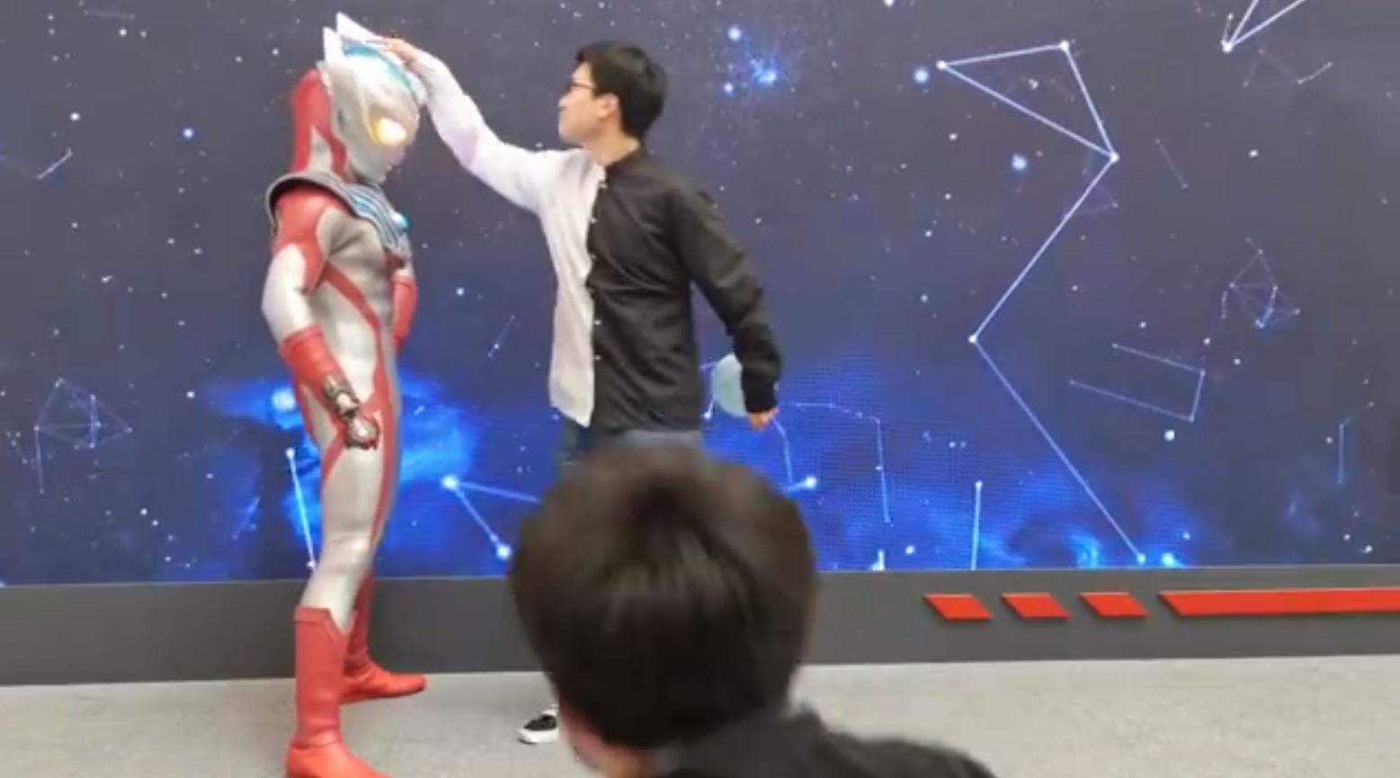 A low-quality Austrian fan appeared in the Ultraman Soul Show, rubbing ...