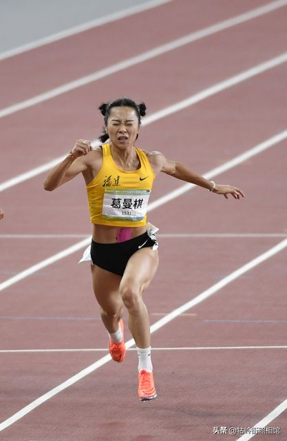 The female trapeze Ge Manqi won the gold medal in the 100-meter 200 ...