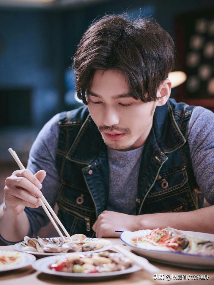 Bai Yu, a 31-year-old "glamorous man", has a slender and stylish figure ...