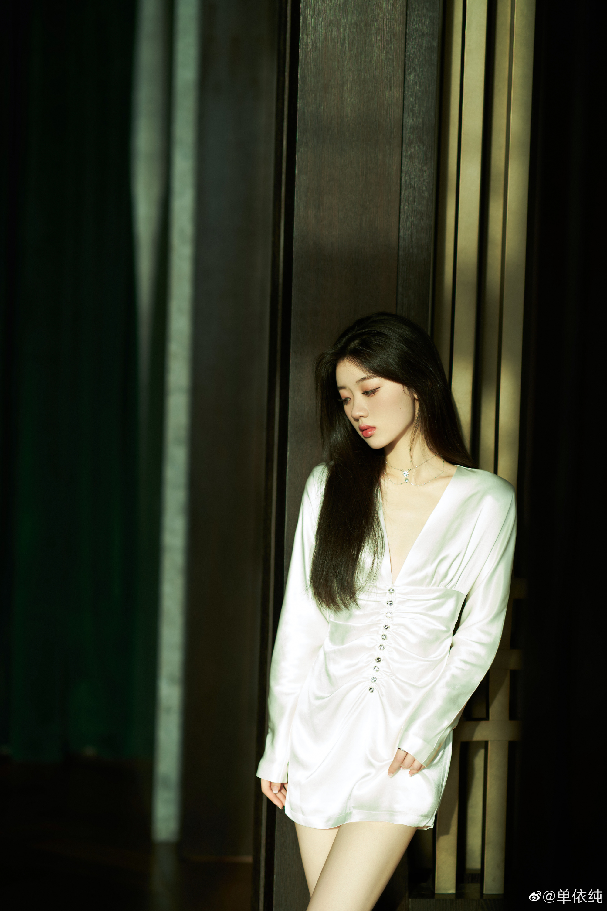 Photos-Shan Yichun's latest photo shoots a tight white skirt to set off ...