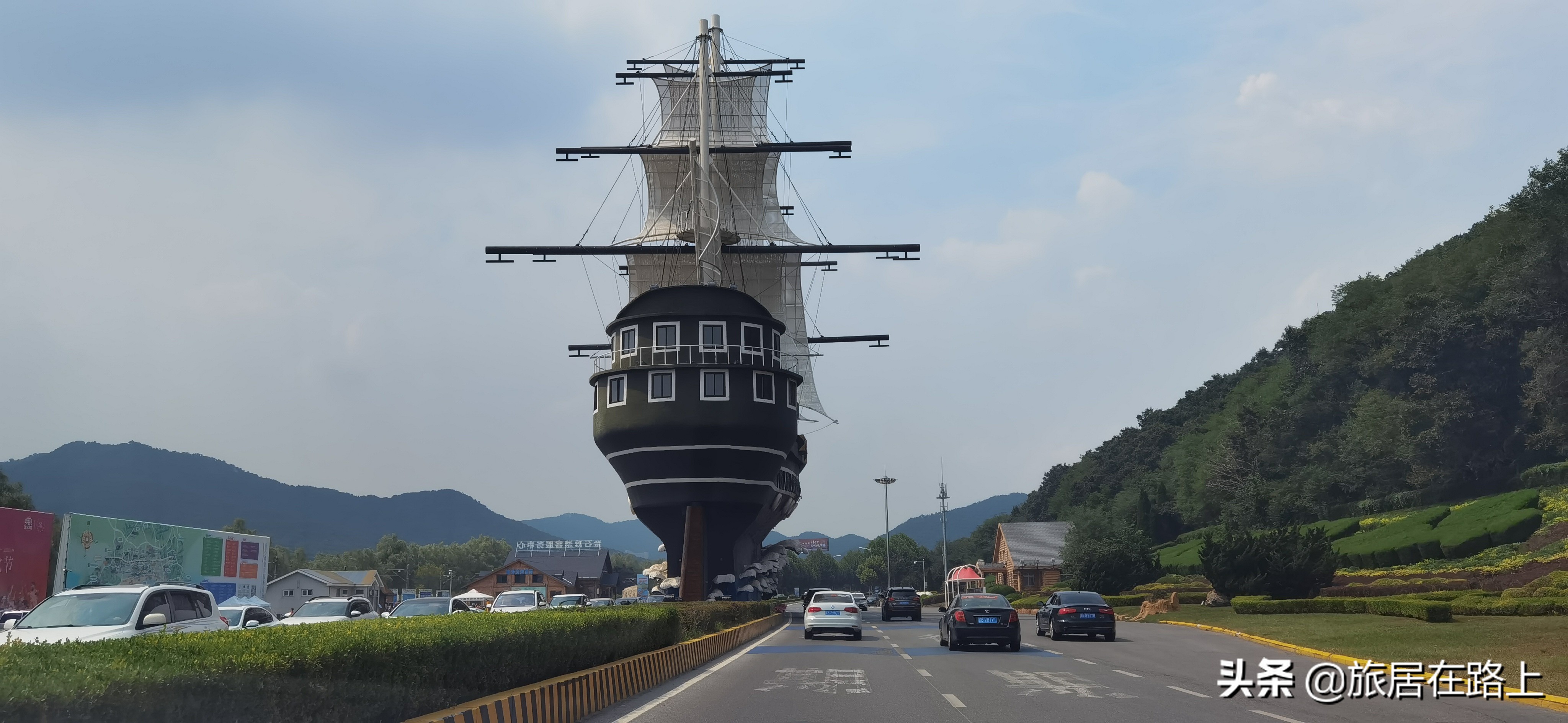 Dalian Waterfront Amusement Park, full of giant seafood on the street ...