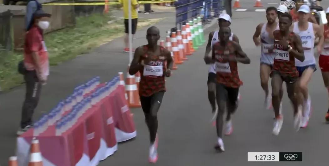 The French marathon runner knocked over and drained, and the runners ...