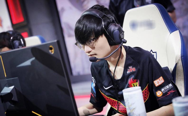 History is always surprisingly similar!EDG encounters T1, RNG and FNC are in the same group - iNEWS