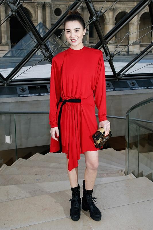 Song Jia and Haiqing are both high-class, wearing business-style ...