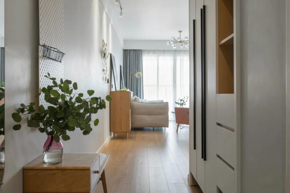 A small couple of 78 square meters installed 3 rooms and 2 halls, the ...