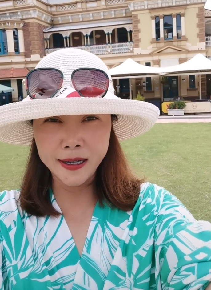 55-year-old Tian Zhen changed his haircut recently, his face was ...