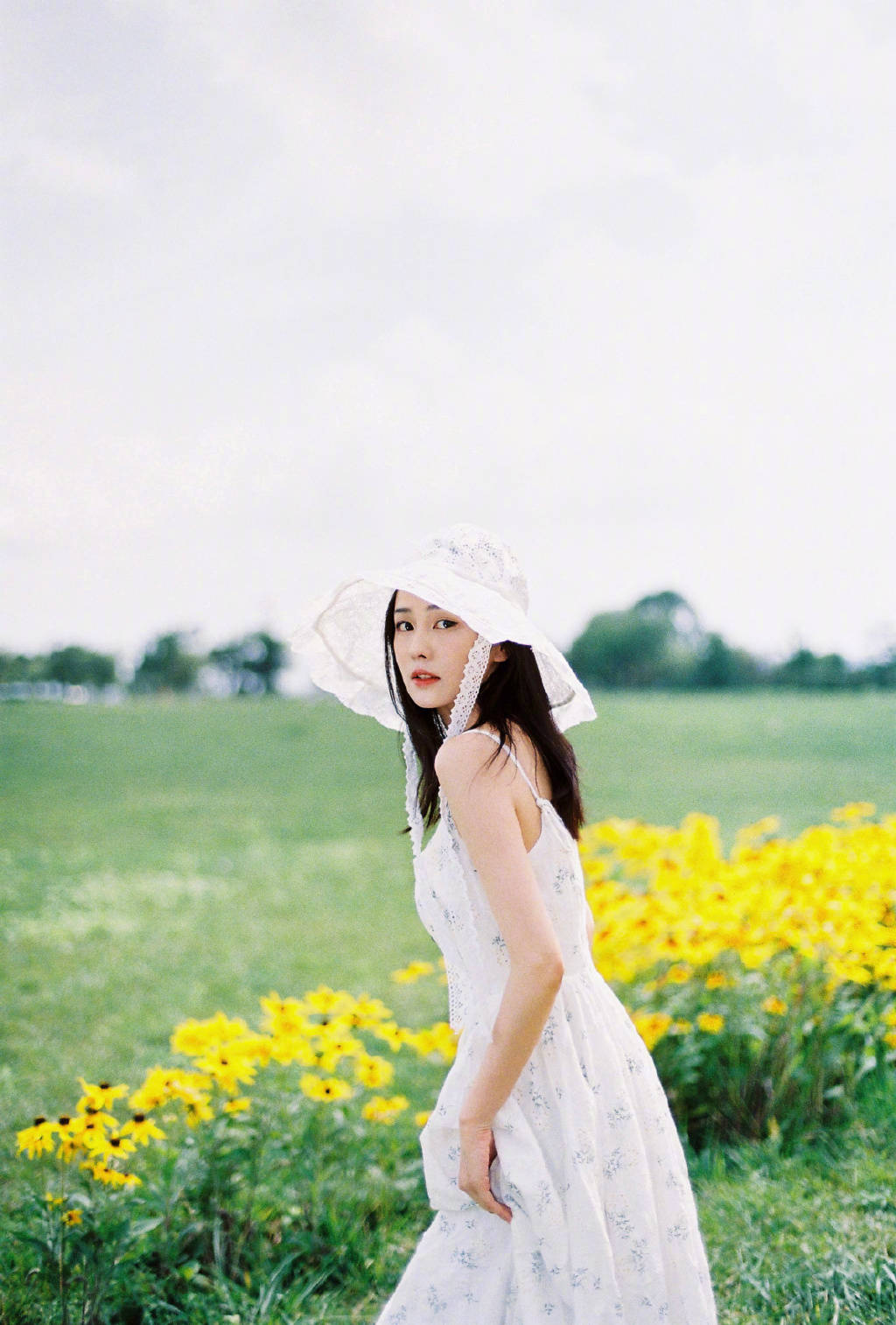Bai Lu wears a suspender skirt to show the exquisite clavicle legs ...