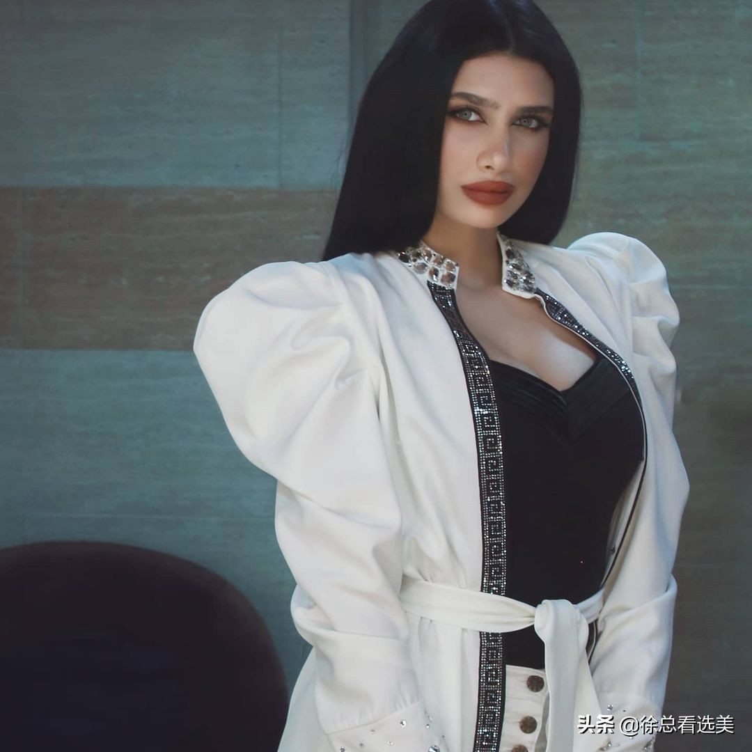 Miss Syria regards the beauty pageant crown as if there is nothing in ...