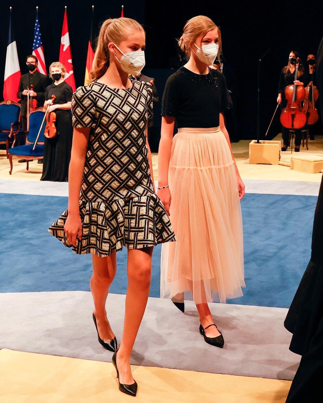 The two Spanish princesses try new styles again. The younger sister ...