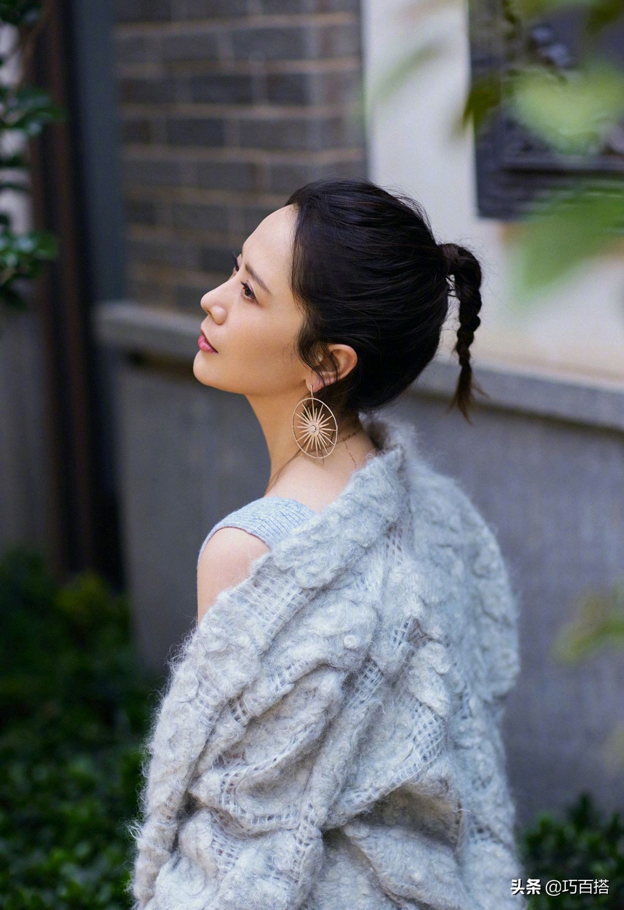 Haiqing is a master of dressing and matching, wearing the same color ...