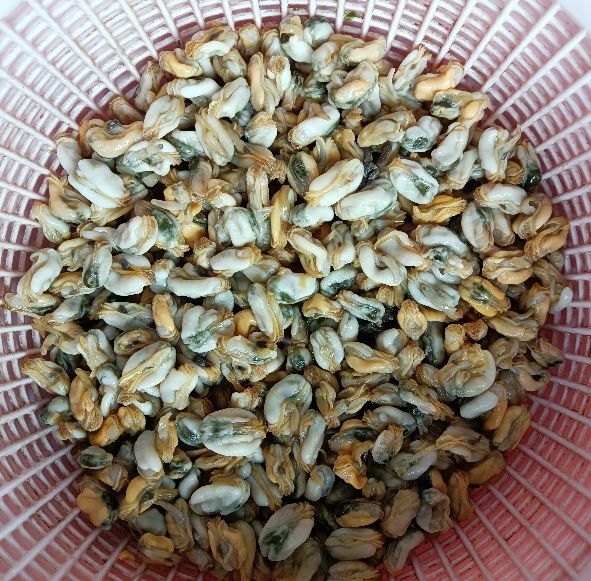 Stir-fried thin-shell rice with leek flowers, a characteristic quick ...