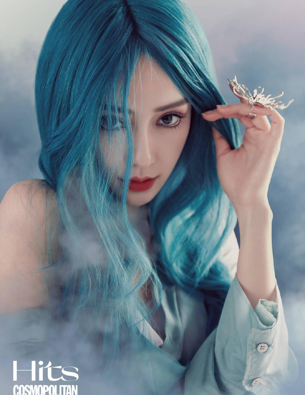 Angelababy's latest cover exposure, blue-haired mermaid, beautiful ...
