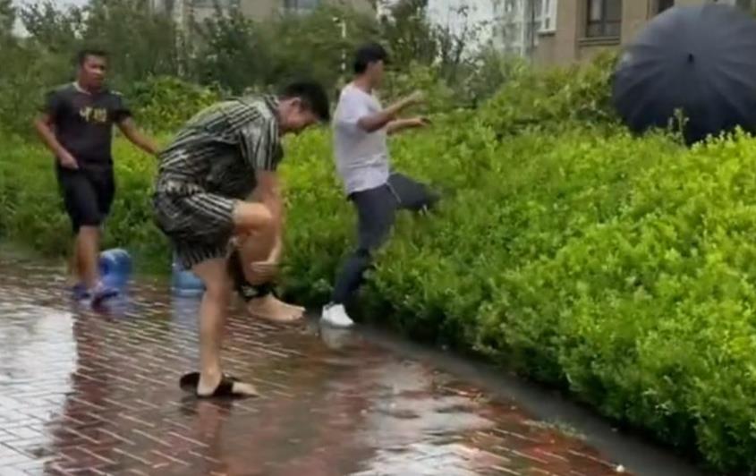 Too embarrassing!Jia Nailiang accidentally ran in slippers on a rainy ...