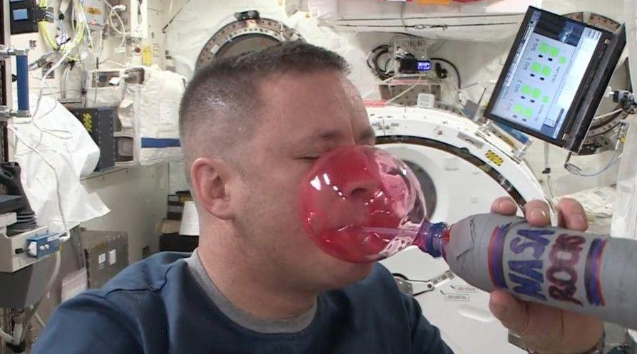 How do astronauts go to the toilet in space?Free hand in space is a ...