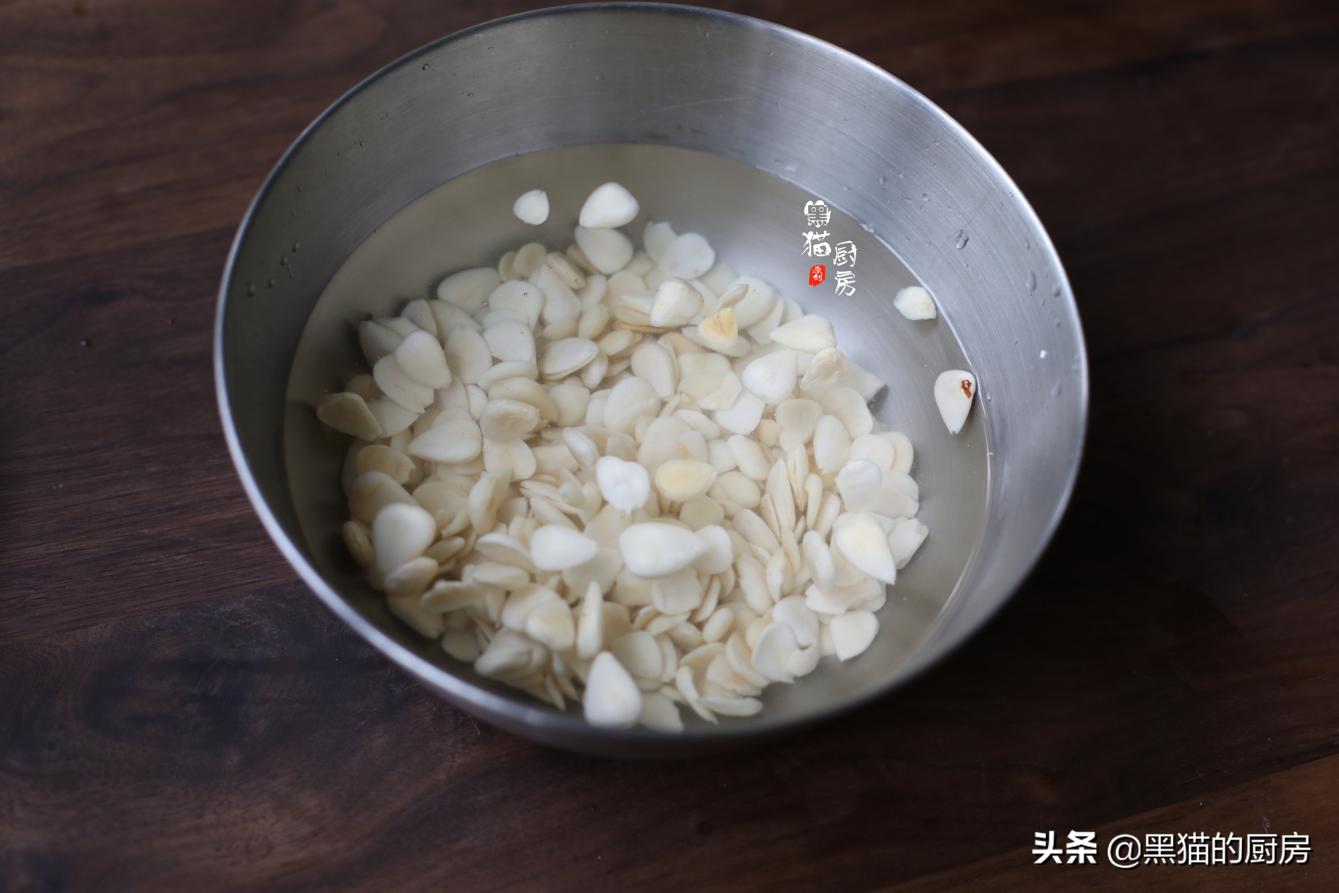 The almond dew that is moisturized and dry in autumn is easy to use ...