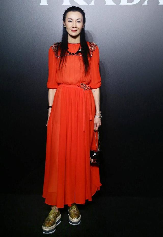 Zhang Manyu dressed up young, wearing a wave point vest to the head ...