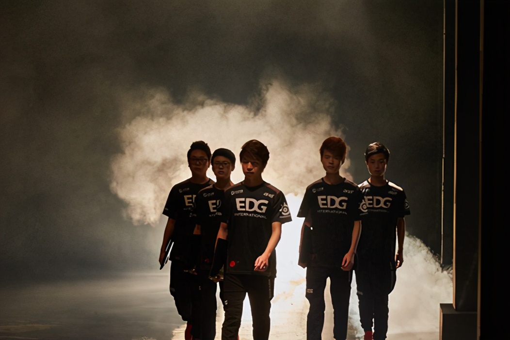 : Four years ago, November 24th: Deft and Pawn officially left EDG - iNEWS
