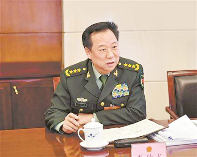 Li Zuocheng grabbed the barrel of the enemy's machine gun with his bare ...