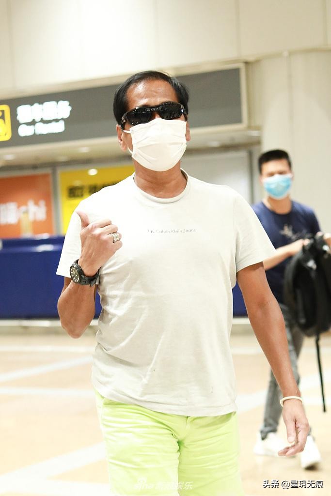 61-year-old Qi Qin wore ice cream-colored shorts and appeared to the ...