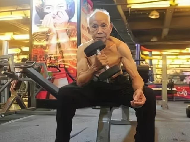 "Muscle Grandpa" still insists on fitness at the age of 103, and is ...