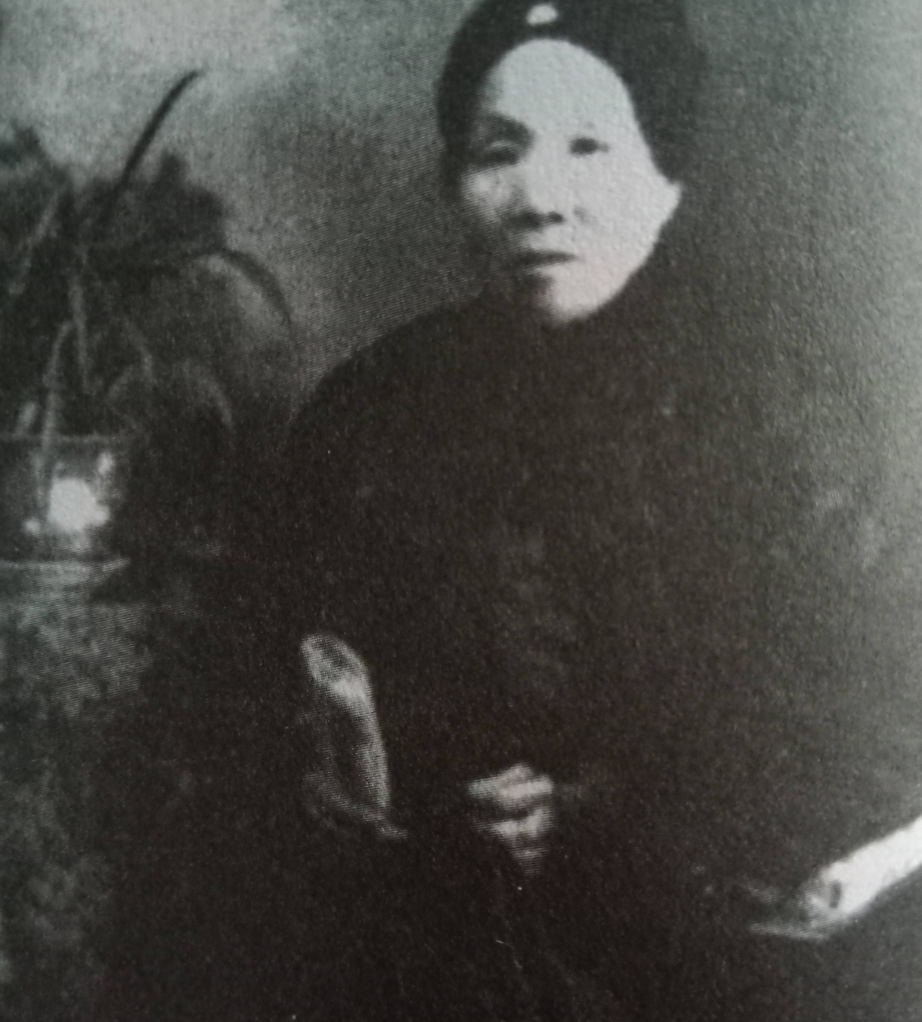 She was a widow for Yang Hucheng for half of her life, raising his 6 ...