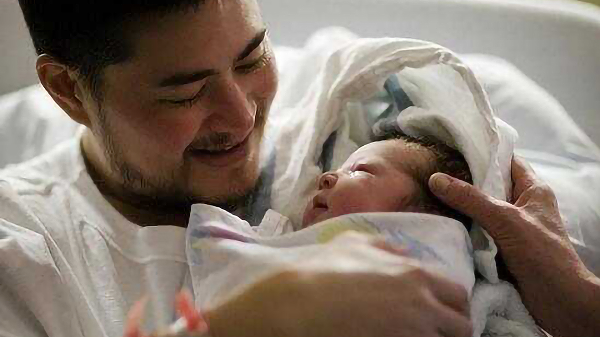 The world's first "man" to give birth to a child, gave birth to three ...