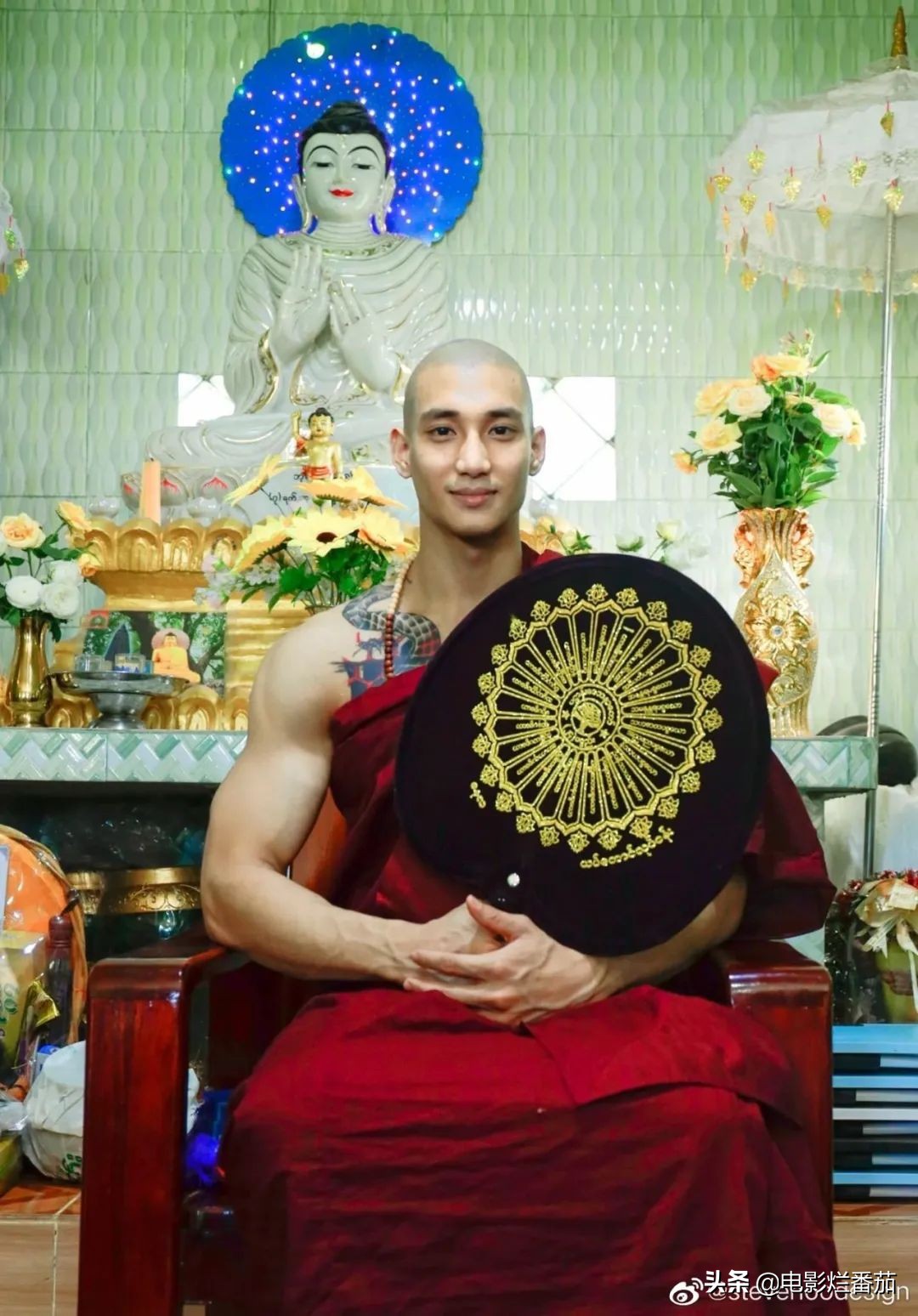 The monk's robes show big muscles, and the handsome monk fascinated ...