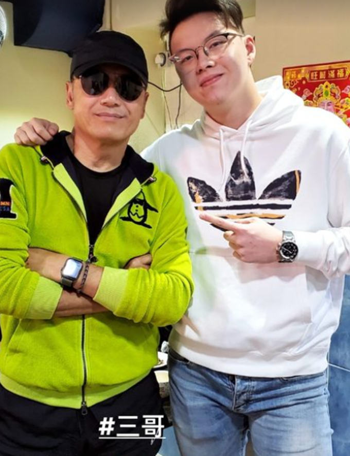 Chow Yun-fat Miao Qiaowei's shop party, Zeng Zhiwei posing with the 1. ...