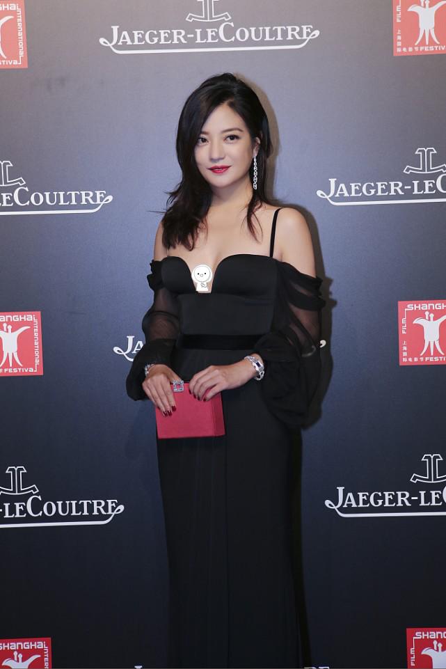 Zhao Wei has a decent life and is rich in gold, with a high-end dress ...