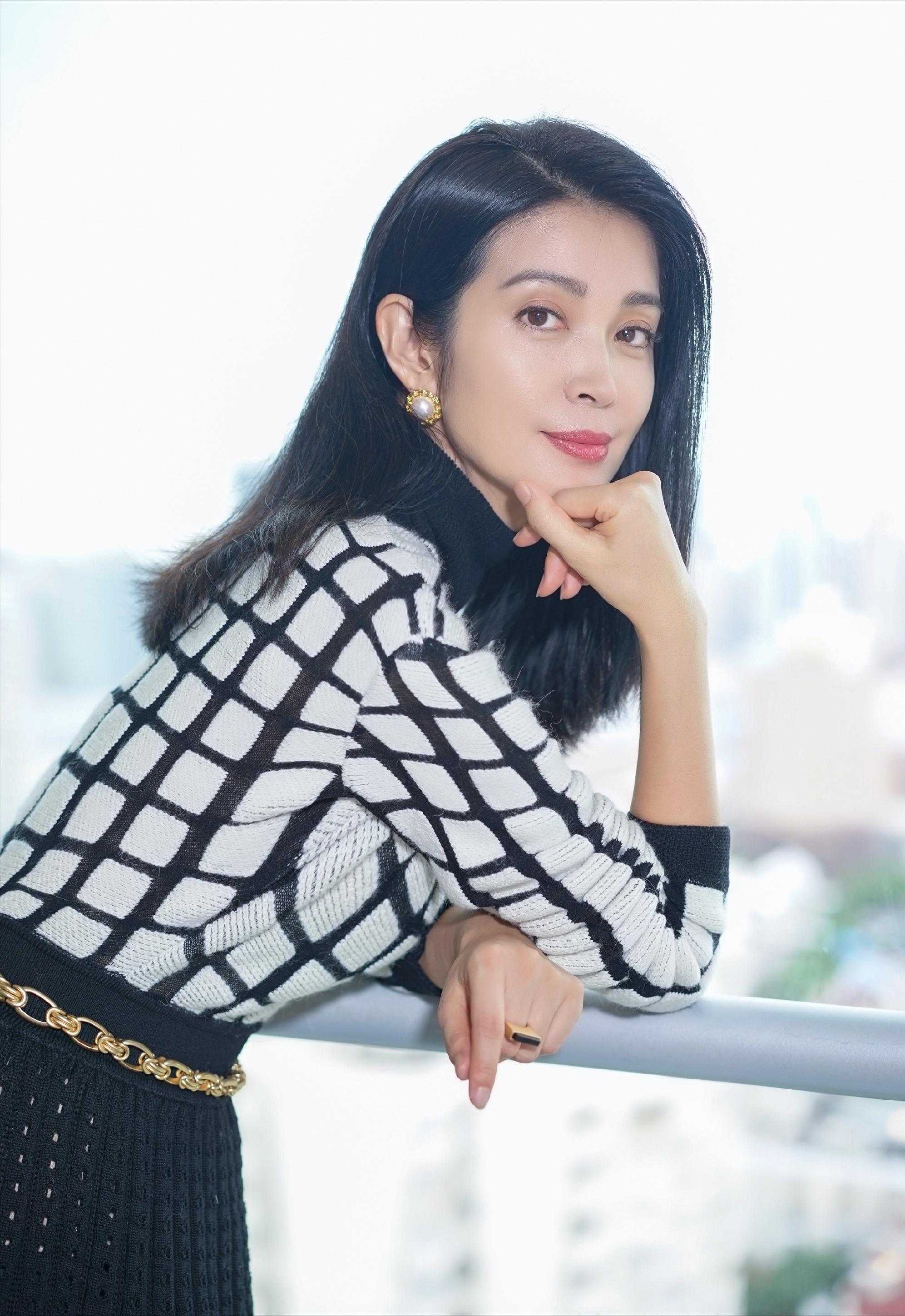 Sisters of Li Bingbing rarely fit together, Li Xue wears short skirts ...