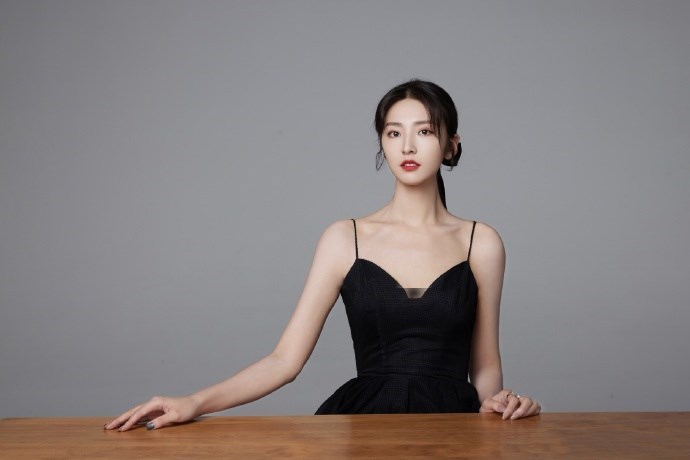 Temperament gods Ma Chun Rui, one hinged small black dress sexy elegant ...