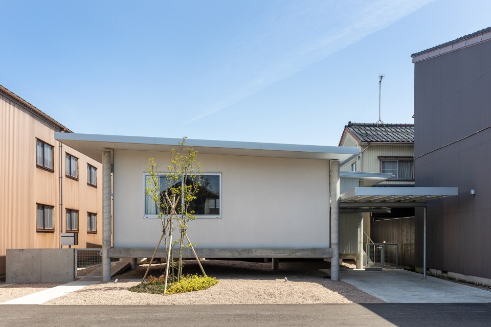 Takaoka House, Japan: Overhead structure designed for extreme weather ...