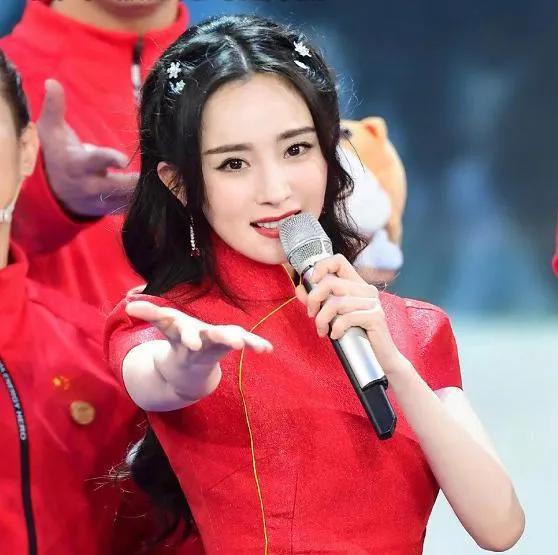 (Wallpaper) Spring Festival Gala star special Yang Mi - iNEWS