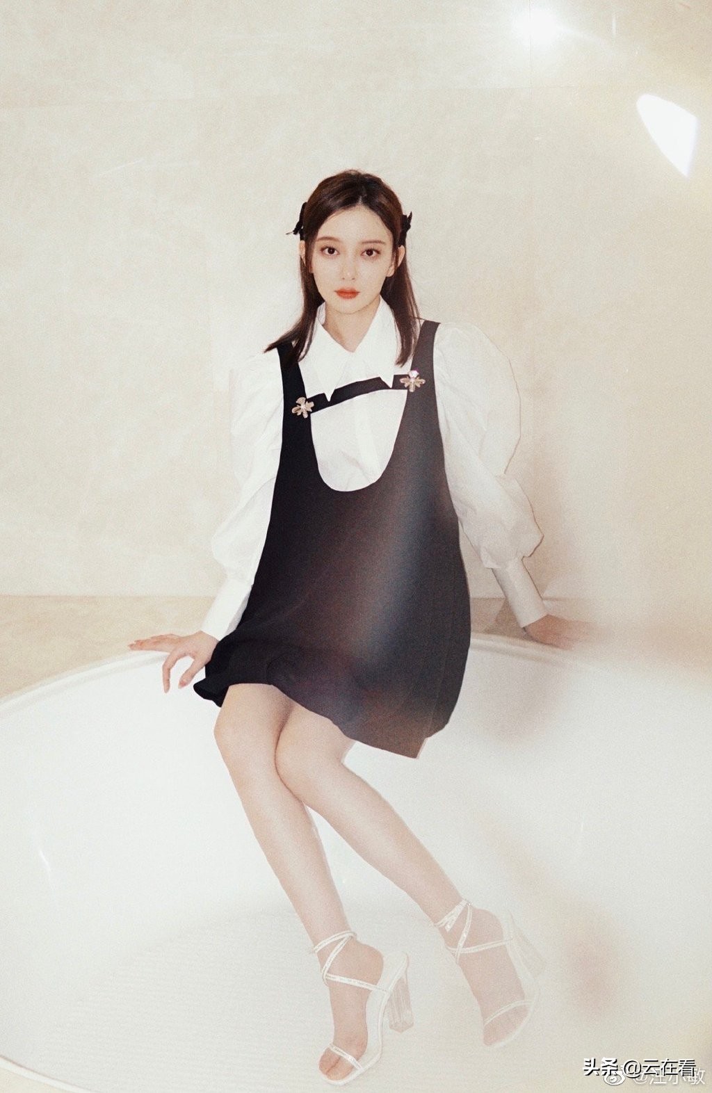 Beautiful singer Wang Xiaomin enjoys charming photos and smiles so sweetly - iNEWS