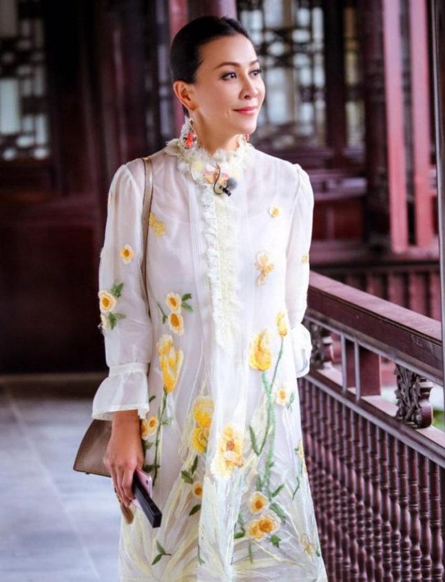 Carina Lau no longer pretends to be tender, and she wears a green Tang ...
