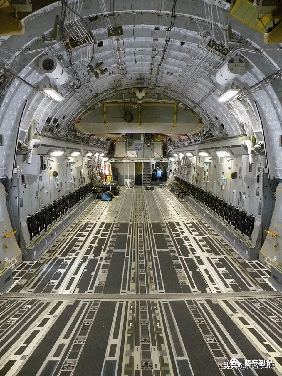 Yun-20 vs. C-17, they seem to be similar in appearance, but in fact ...