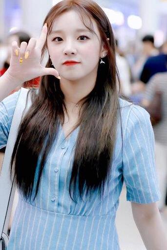 Song Yuqi really wears a candy girl, polka dot skirt with braided hair ...